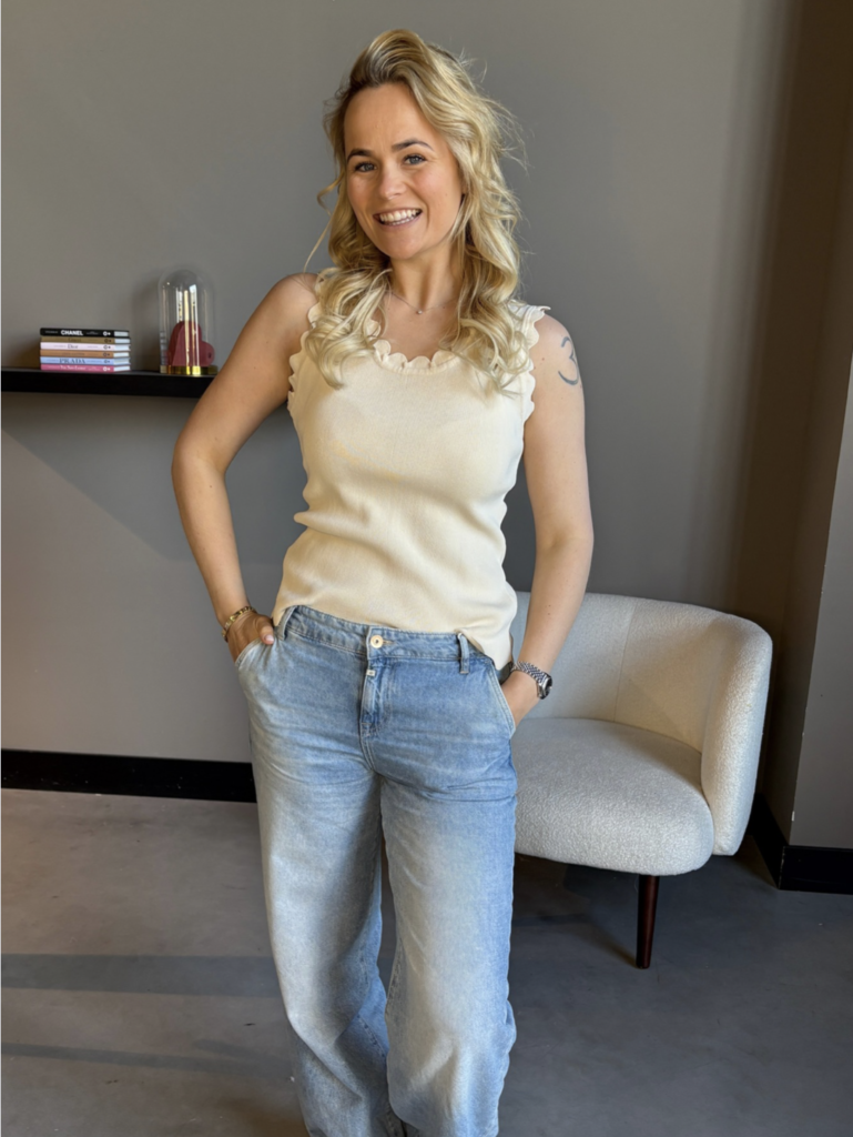 Singlet met ruffle afgewerkte randen in de kleur zand - Studio Jill